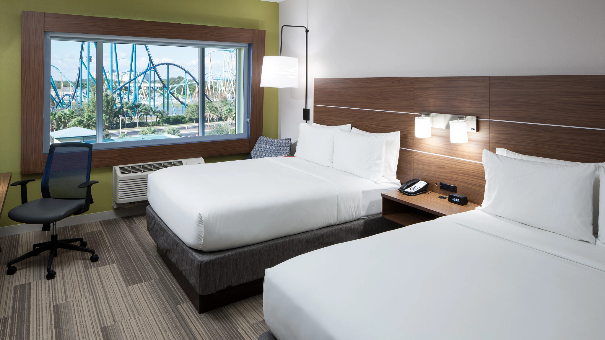 Holiday Inn Express & Suites Orlando at SeaWorld® | Orlando, FL | 44421 ...